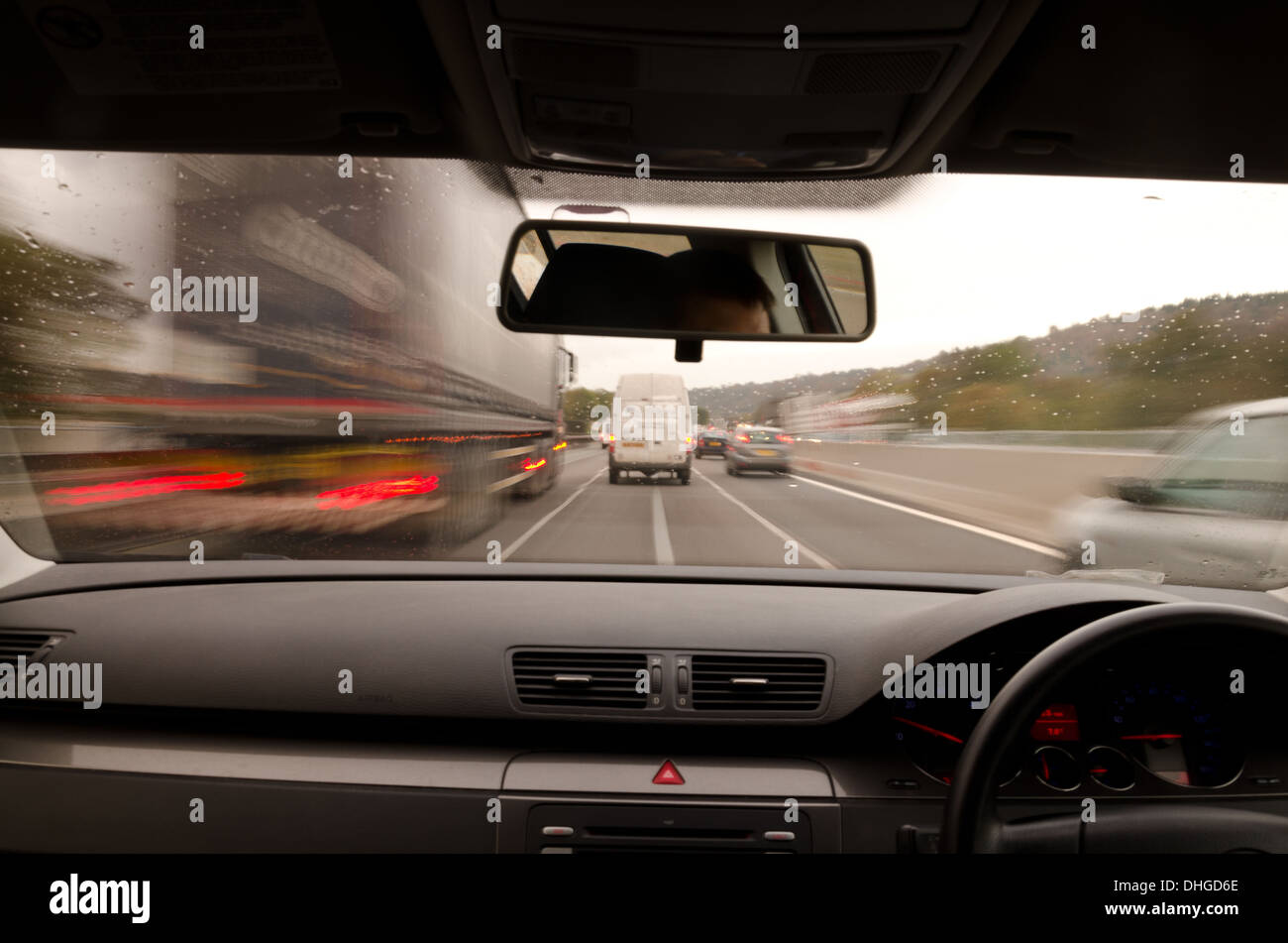 Blick durch die Windschutzscheibe eines fahrenden Autos mit ...