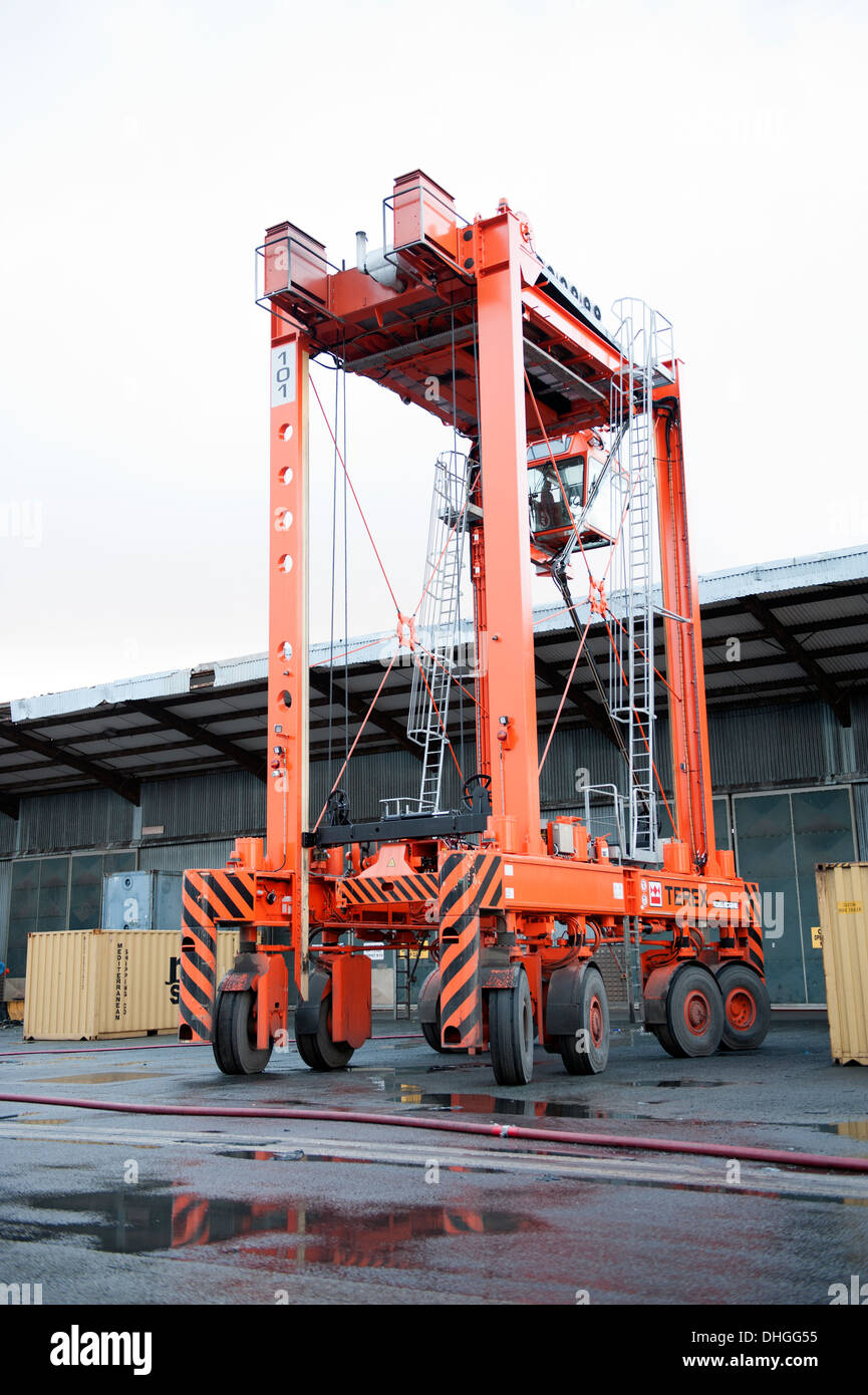 Containerhafen Straddle Carrier Hebe Kran neue groß Stockfotografie - Alamy