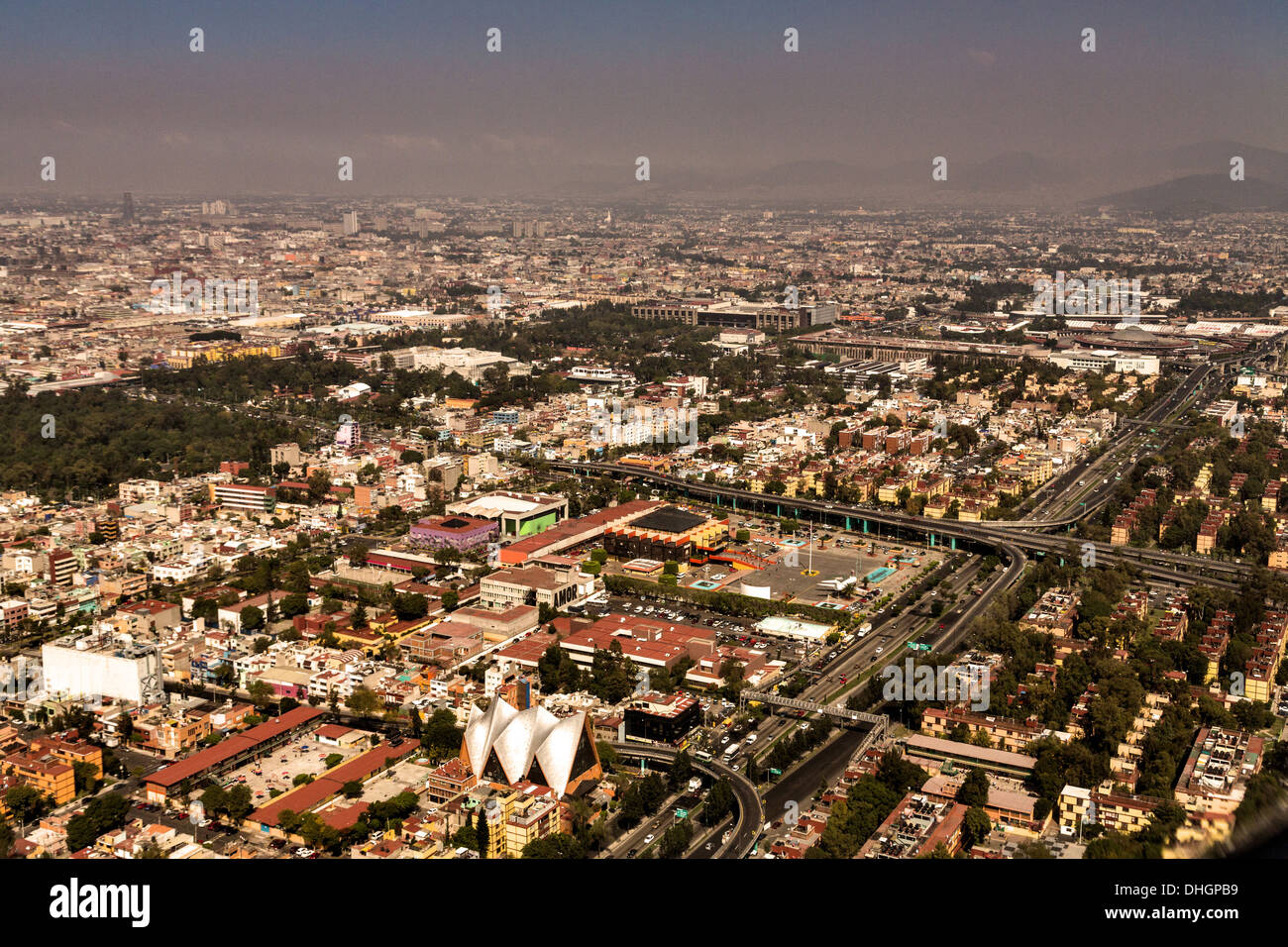 Luftbild von Zersiedelung und Smog 6. November 2013 in Mexico City, Mexiko Stockfotografie - Alamy
