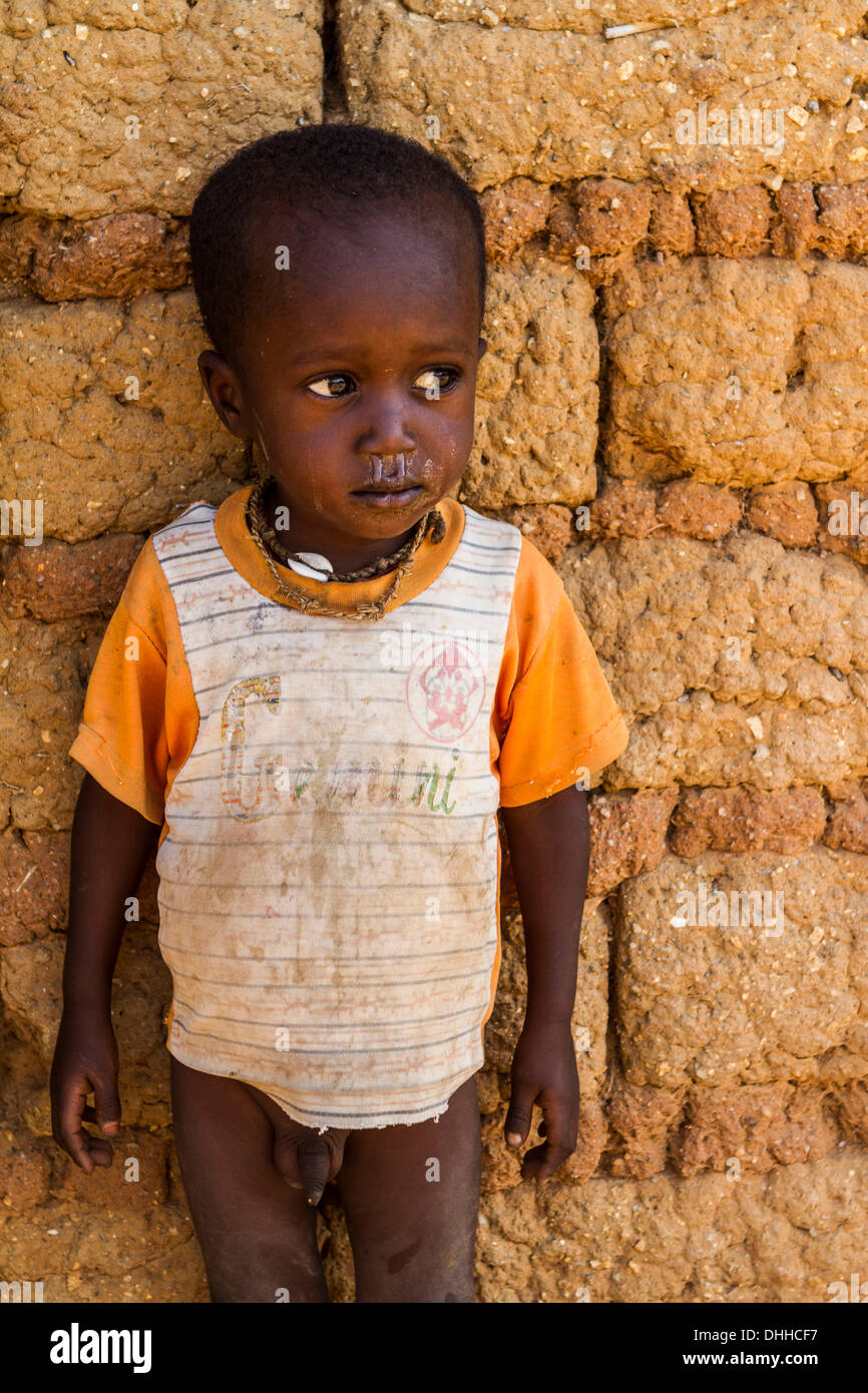Kajuru, Nigeria. 31. Oktober 2013. Young-Fulani Kind in zerlumpte ...