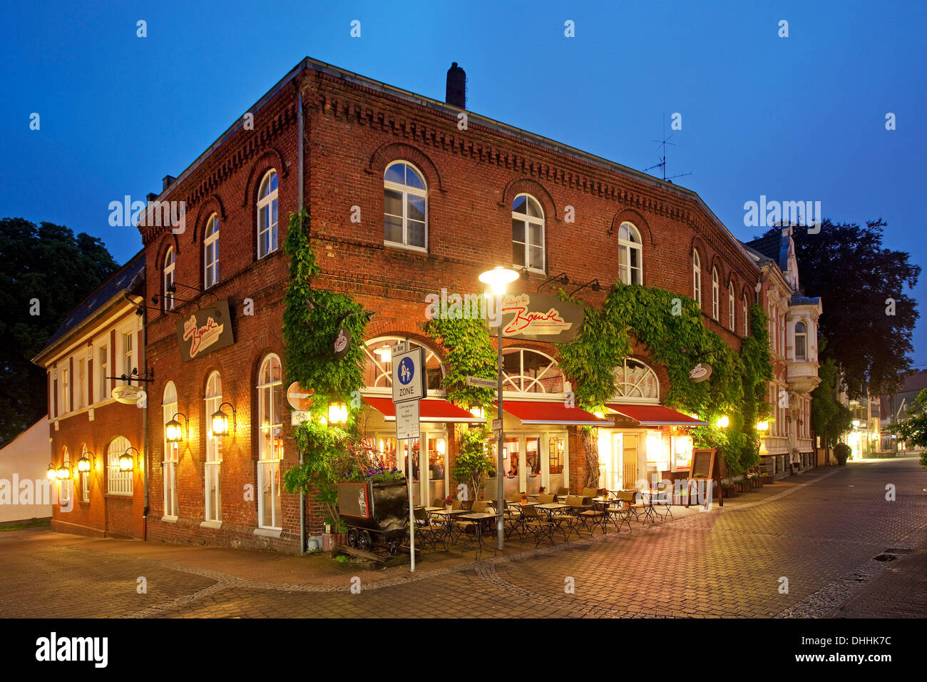 Boente Handwerk Brauerei in Dämmerung, historische Mitte ...