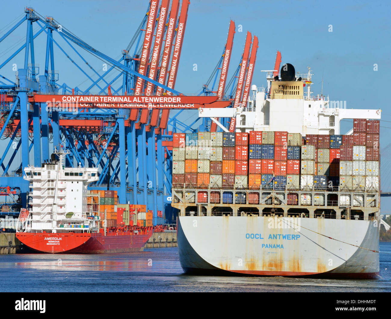 Containerschiff OOCL Antwerpen mit einem Feederschiff Altenwerder ...