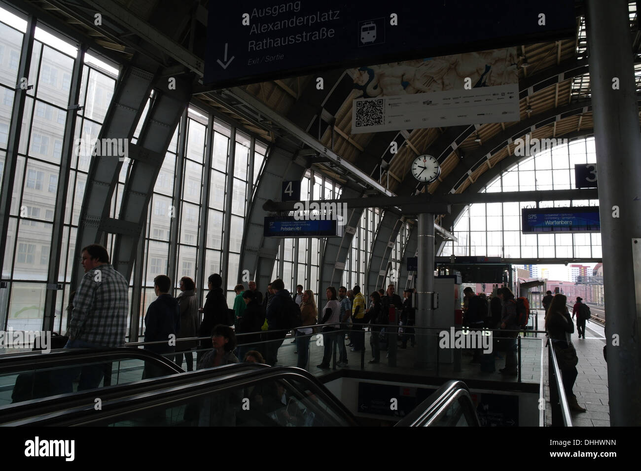 Menschen warten Bahnsteige 3 und 4, Rolltreppen, Rathausstraße, Alexanderplatz Bahnhof (Bahnhof ...