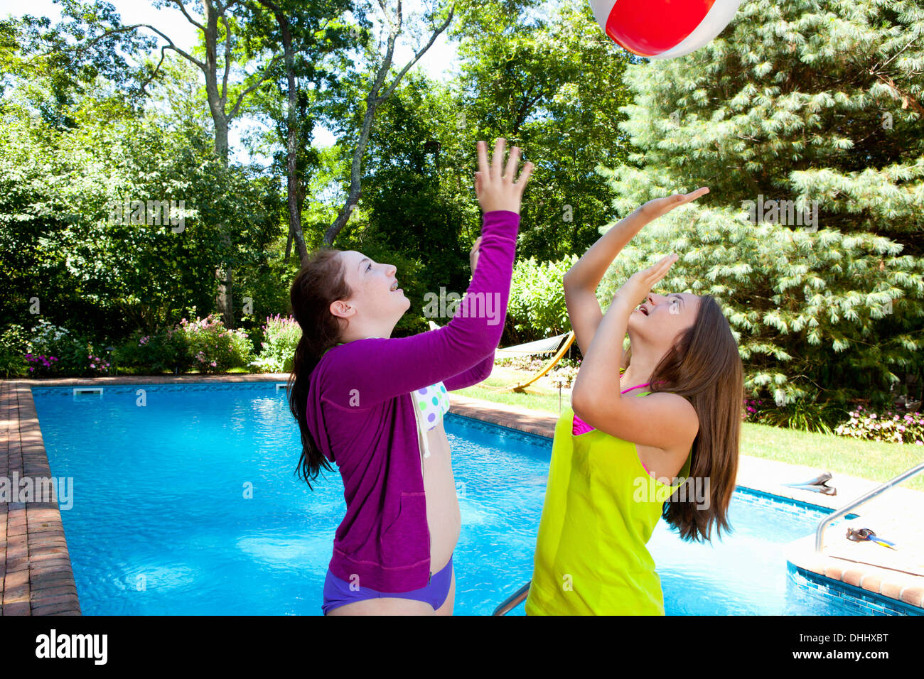Two teenage girls playing pool -Fotos und -Bildmaterial in hoher ...