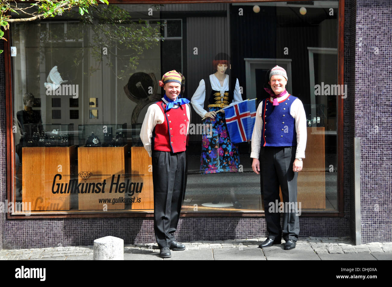 Menschen vor einem Schaufenster an der alten Stadt Reykjavik, Island ...