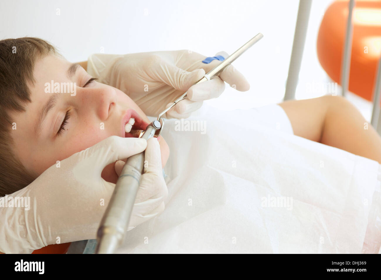 Dental treatment -Fotos und -Bildmaterial in hoher Auflösung – Alamy