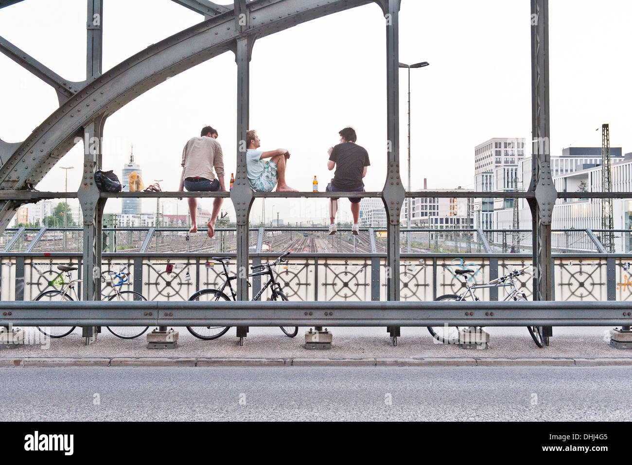 Bridge hacker bruecke munich germany -Fotos und -Bildmaterial in hoher ...