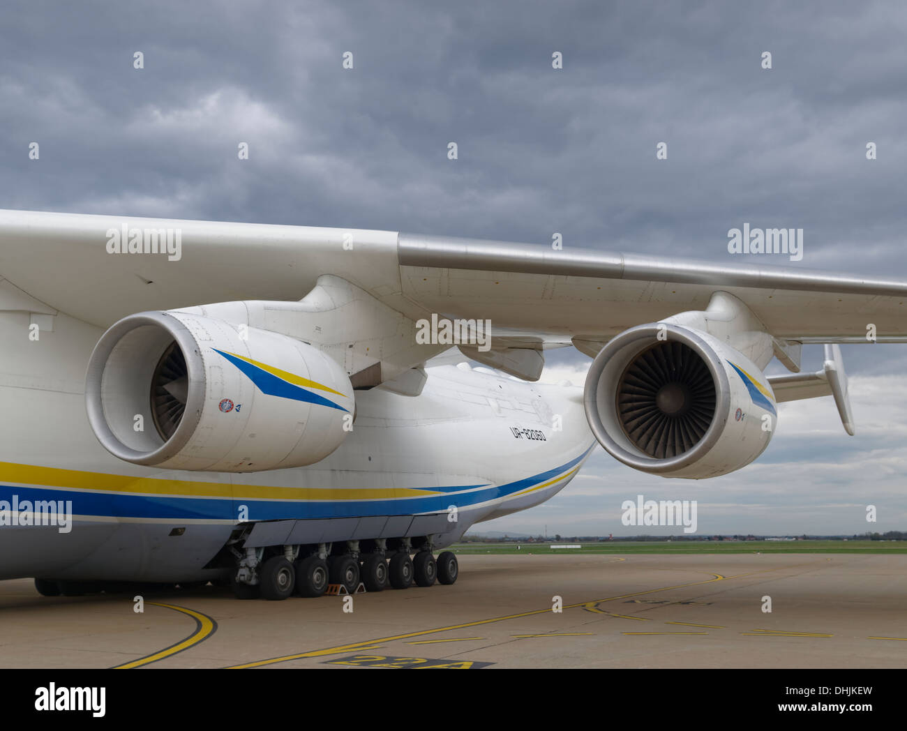 Ivchenko Fortschritte D-18 t Turbofan-Triebwerken auf Antonov An-225 ...