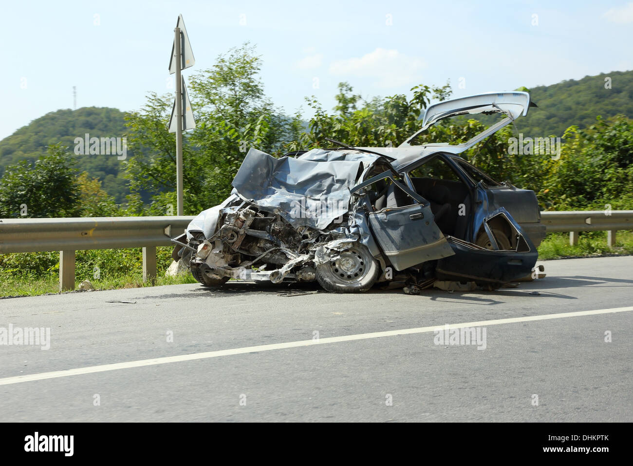 vollständig zerstört das Auto nach dem Unfall Stockfotografie - Alamy