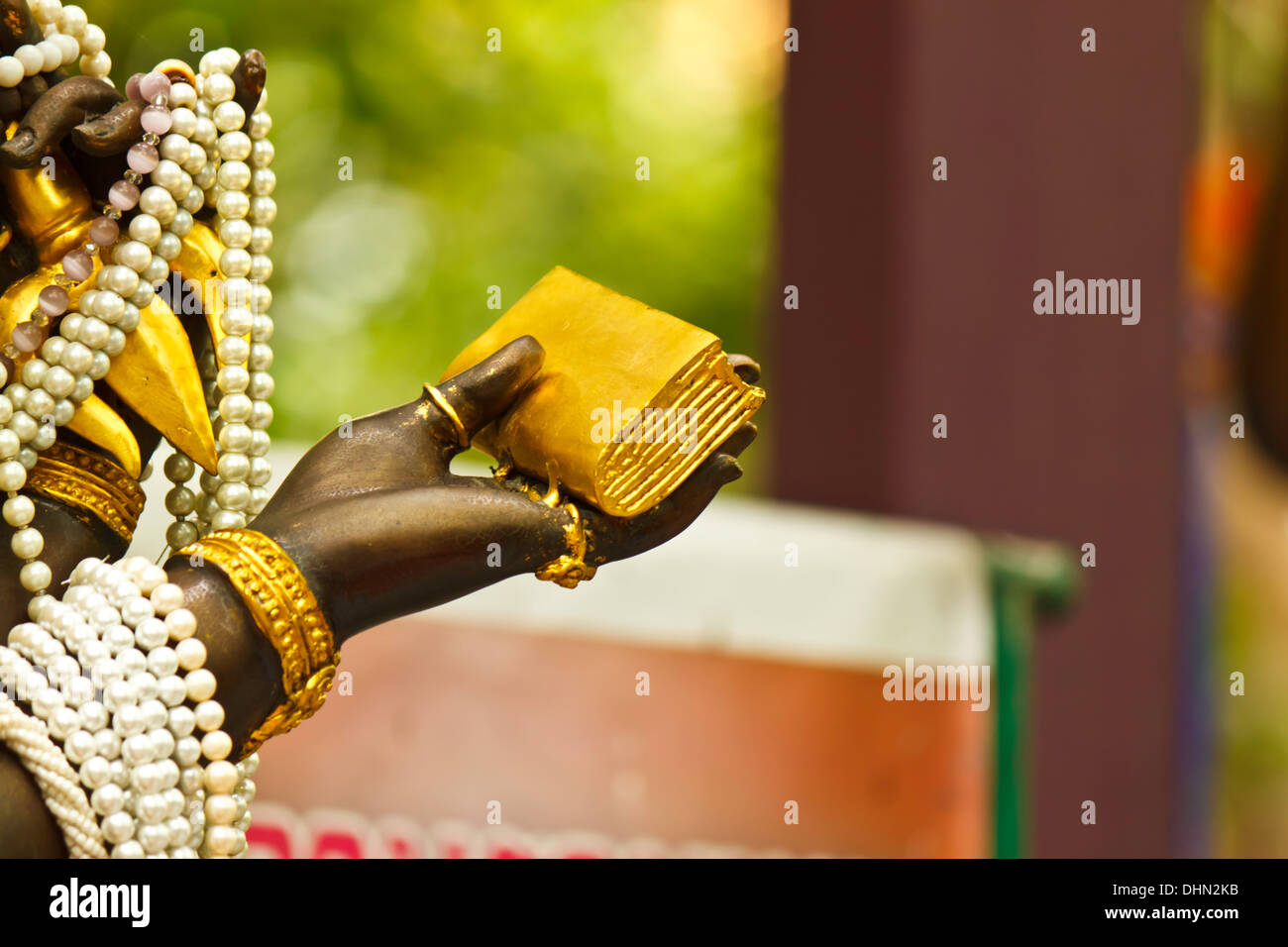 Skulptur kopf in der hand -Fotos und -Bildmaterial in hoher Auflösung ...