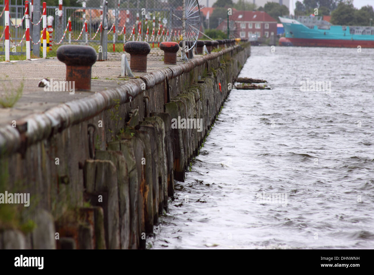 Kaimauer in der Hafenwirtschaft Stockfotografie - Alamy