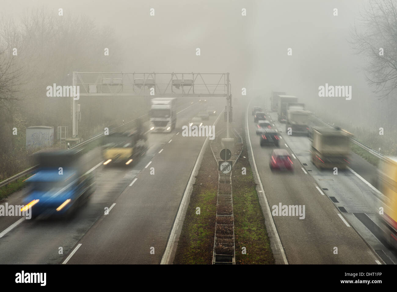Spannende Sie Fahren Bei Nebel Auf Der Autobahn Bild