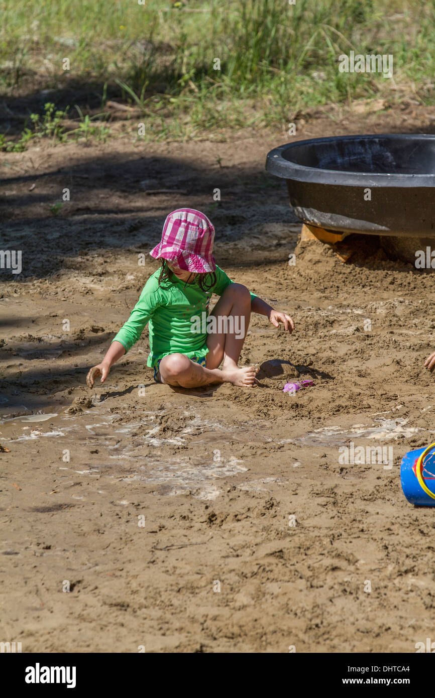 Mädchen spielen im sand -Fotos und -Bildmaterial in hoher Auflösung – Alamy