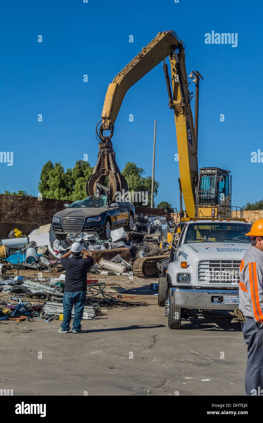 Audi S8 auf einen Abschleppwagen auf dem Schrottplatz zerstort werden Stockfotografie Alamy