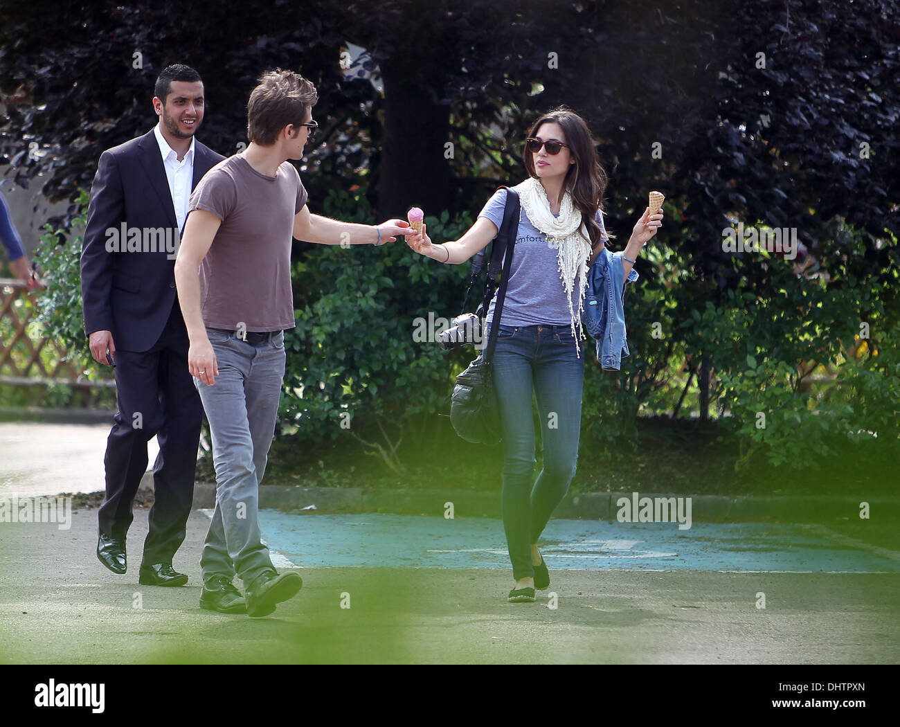 Paul Wesley und Freundin Torrey DeVitto nehmen Sie einen romantischen ...