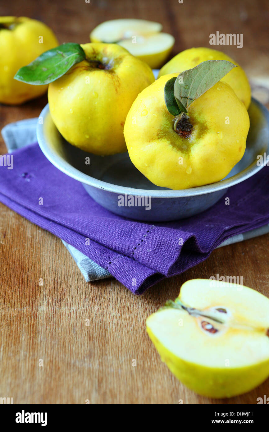 Reife gelbe Quitte, rustikalen Tisch, Essen Stockfotografie - Alamy
