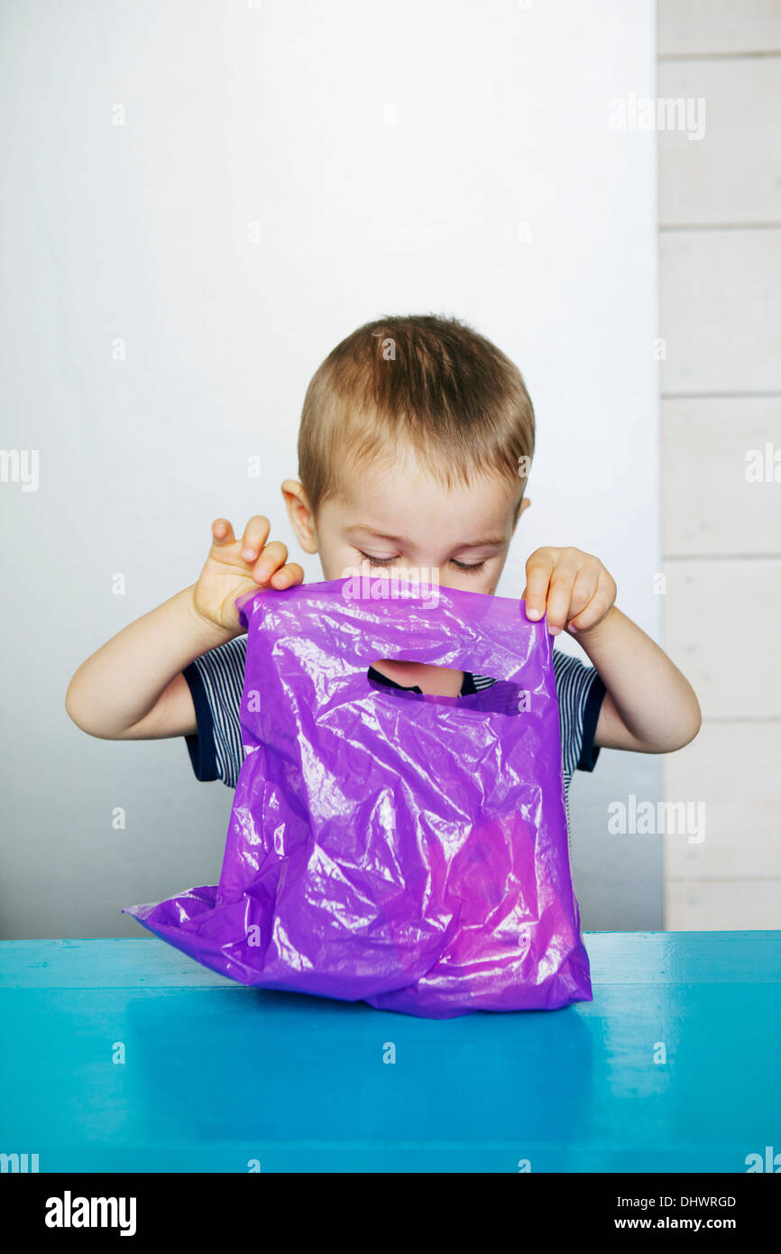 Plastic bag suffocation -Fotos und -Bildmaterial in hoher Auflösung – Alamy