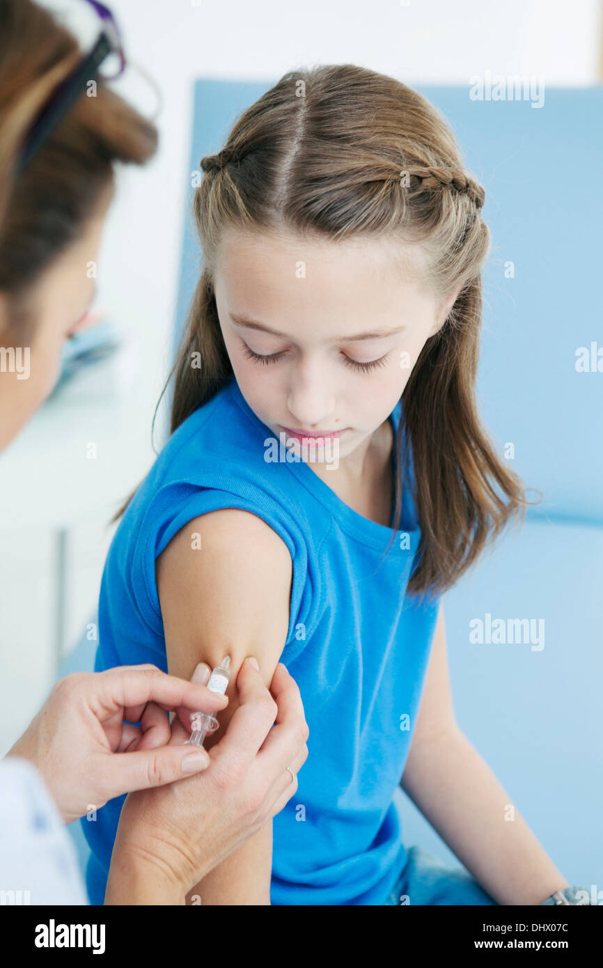 Child and injection -Fotos und -Bildmaterial in hoher Auflösung – Alamy