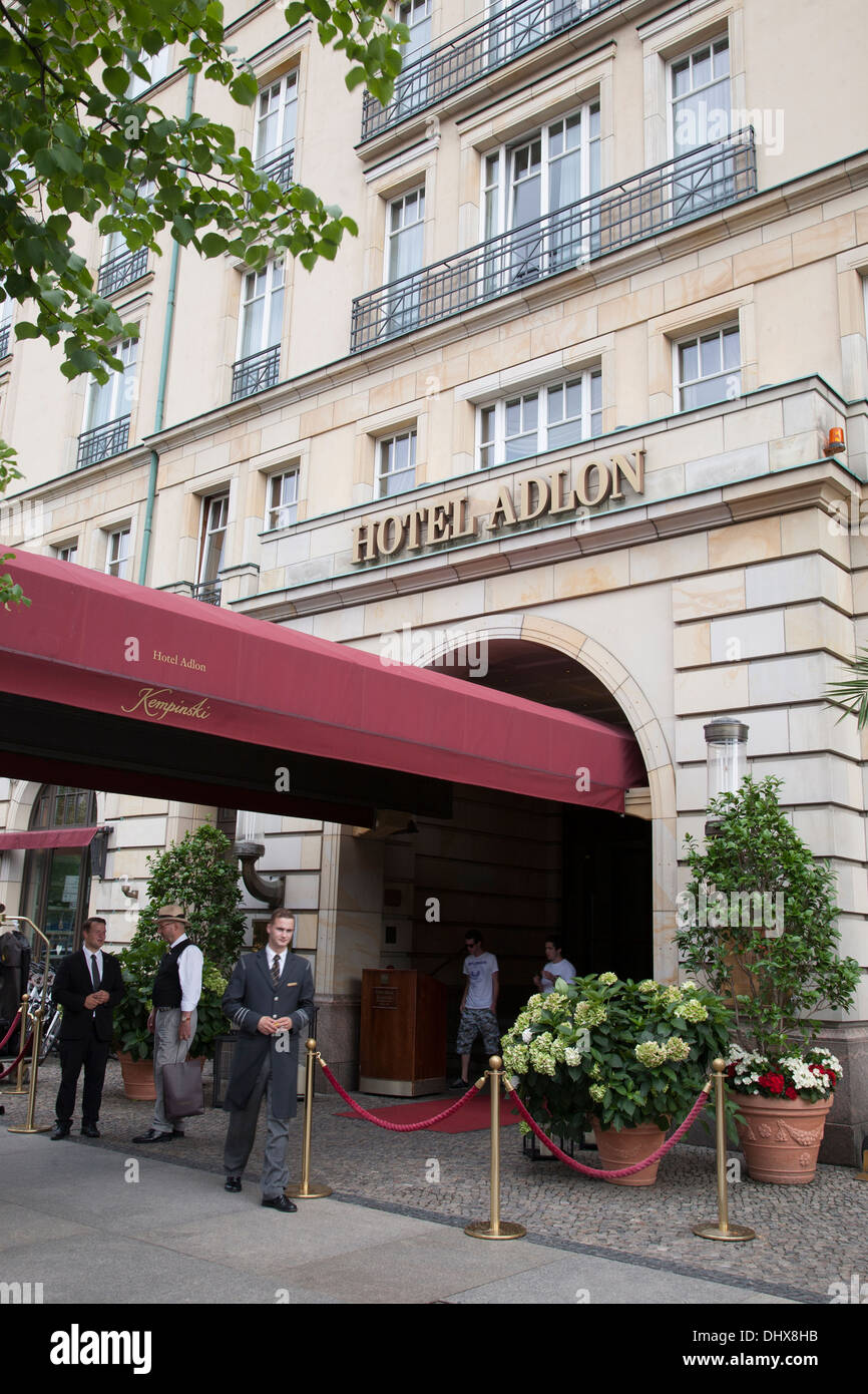 Hotel adlon eingang -Fotos und -Bildmaterial in hoher Auflösung – Alamy