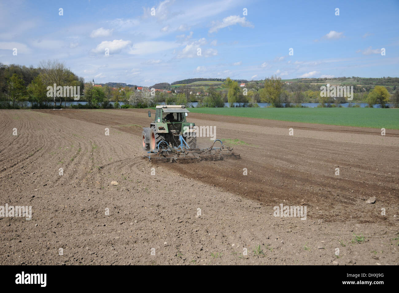 Farmer harrowing his field -Fotos und -Bildmaterial in hoher Auflösung ...