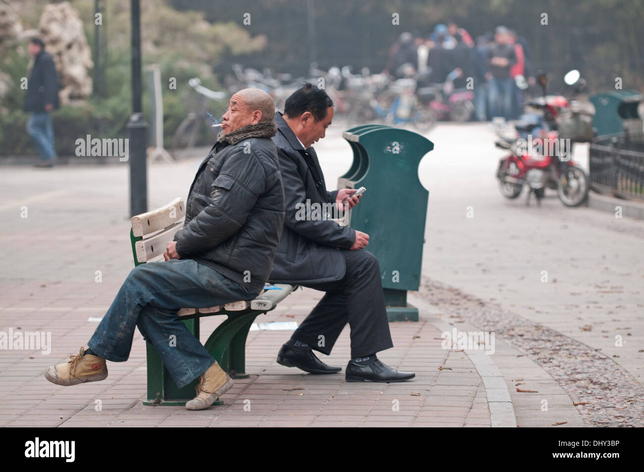 Old chinese man smoking cigarette -Fotos und -Bildmaterial in hoher ...