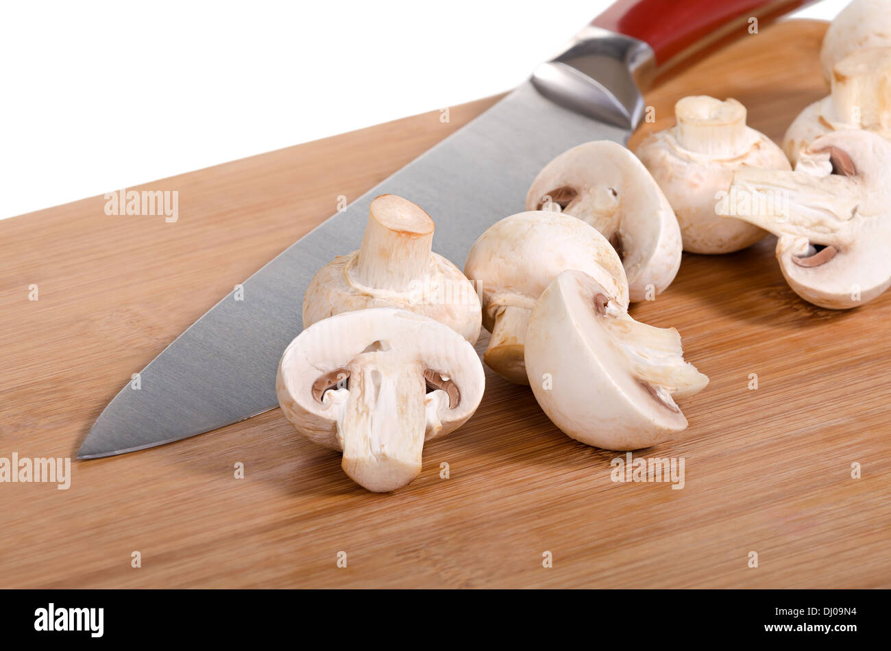 Frische Champignons in Scheiben geschnitten auf einem Holzbrett mit ...