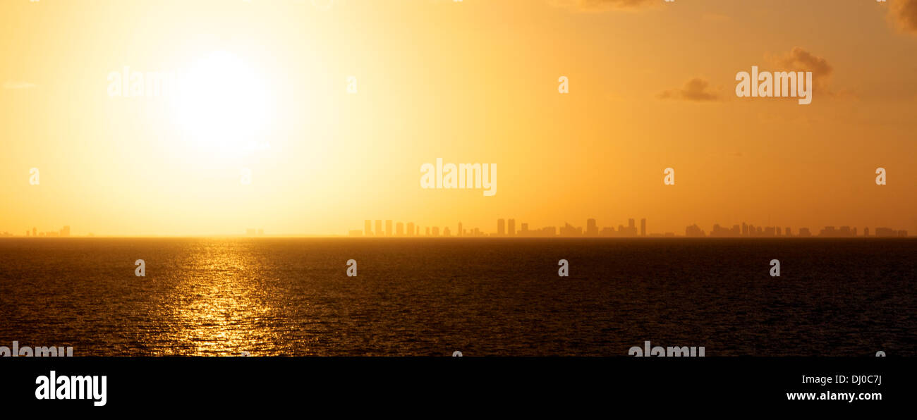 Miami skyline silhouette -Fotos und -Bildmaterial in hoher Auflösung ...