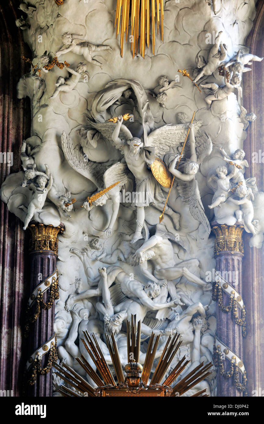 Altar der St.-Michaels Kirche, Michaelerkirche, Wien, Österreich ...