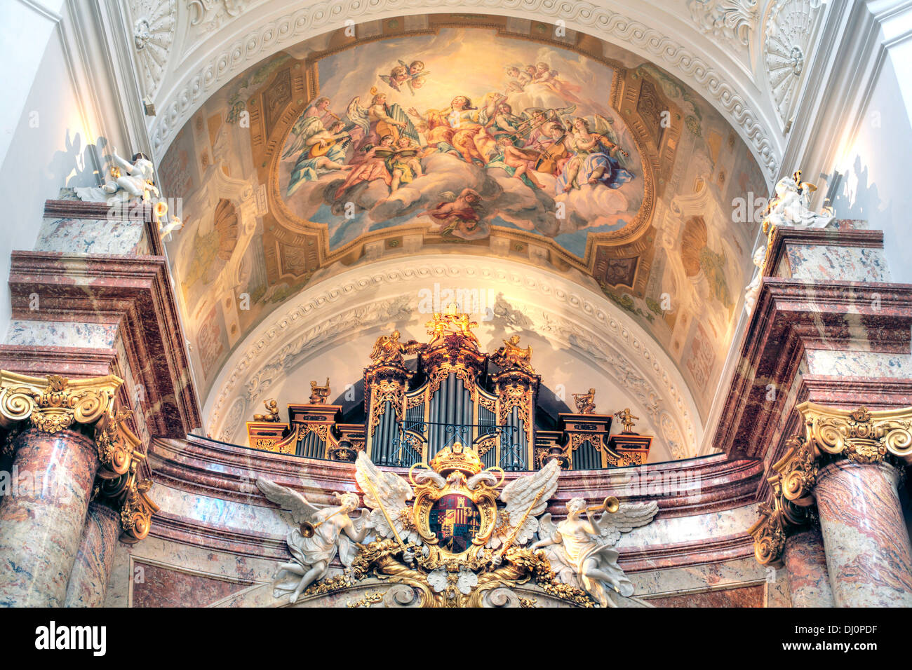 Innenraum der Karlskirche (Kirche St. Charles), Wien, Österreich ...