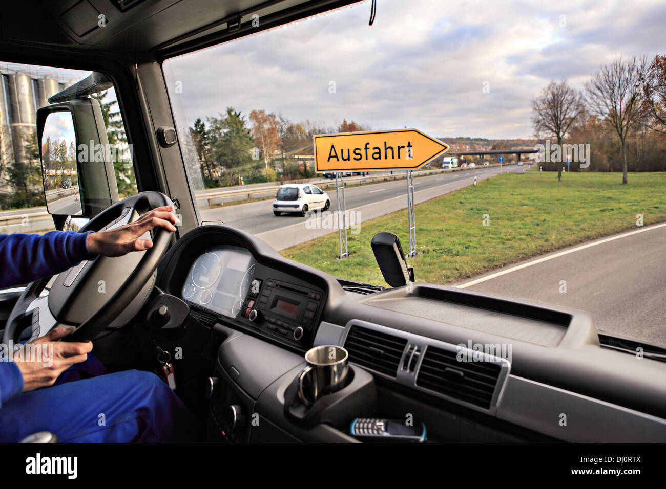 Sicht des Fahrers aus dem Cockpit eines LKW auf der Straße ...