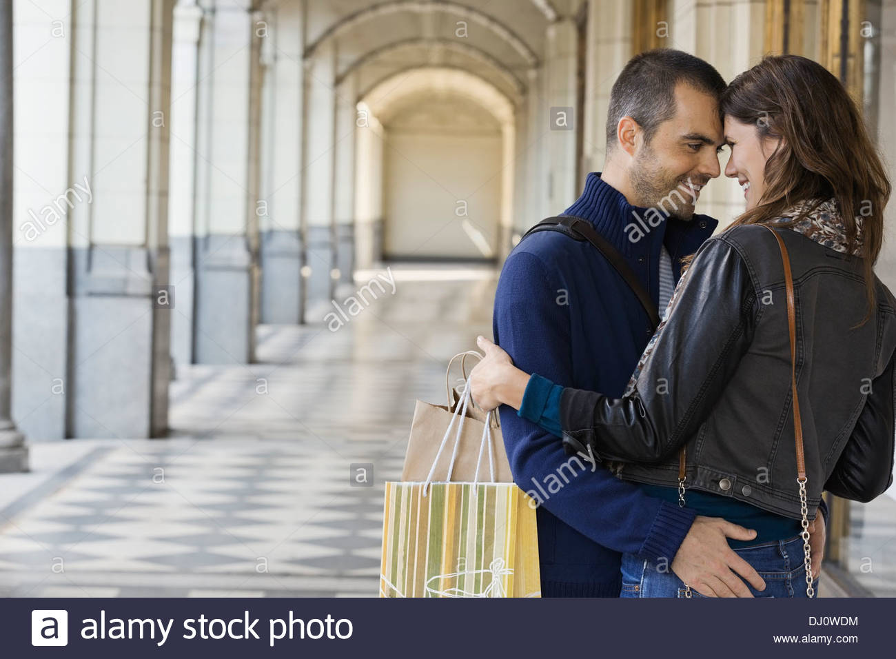 Stehen und einander betrachten -Fotos und -Bildmaterial in hoher ...