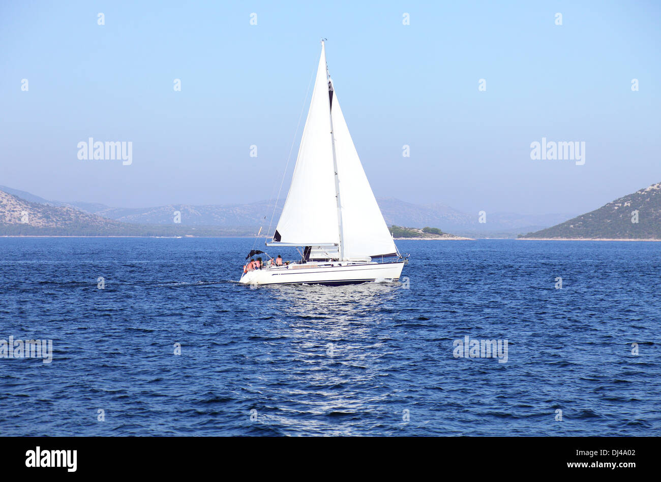 Kleines segelboot -Fotos und -Bildmaterial in hoher Auflösung – Alamy