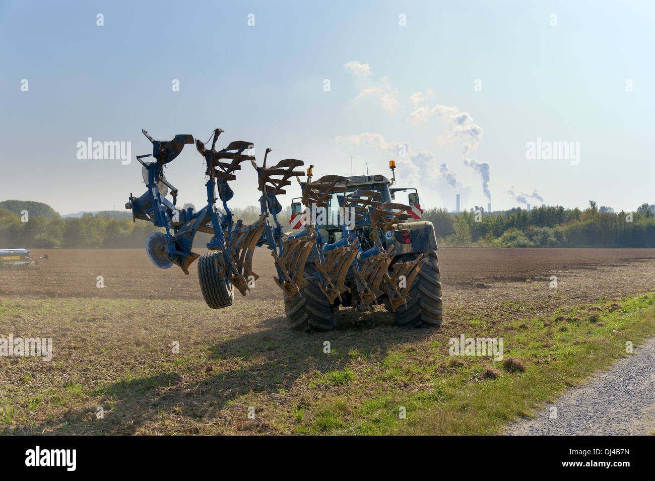 Traktor mit pflug -Fotos und -Bildmaterial in hoher Auflösung – Alamy