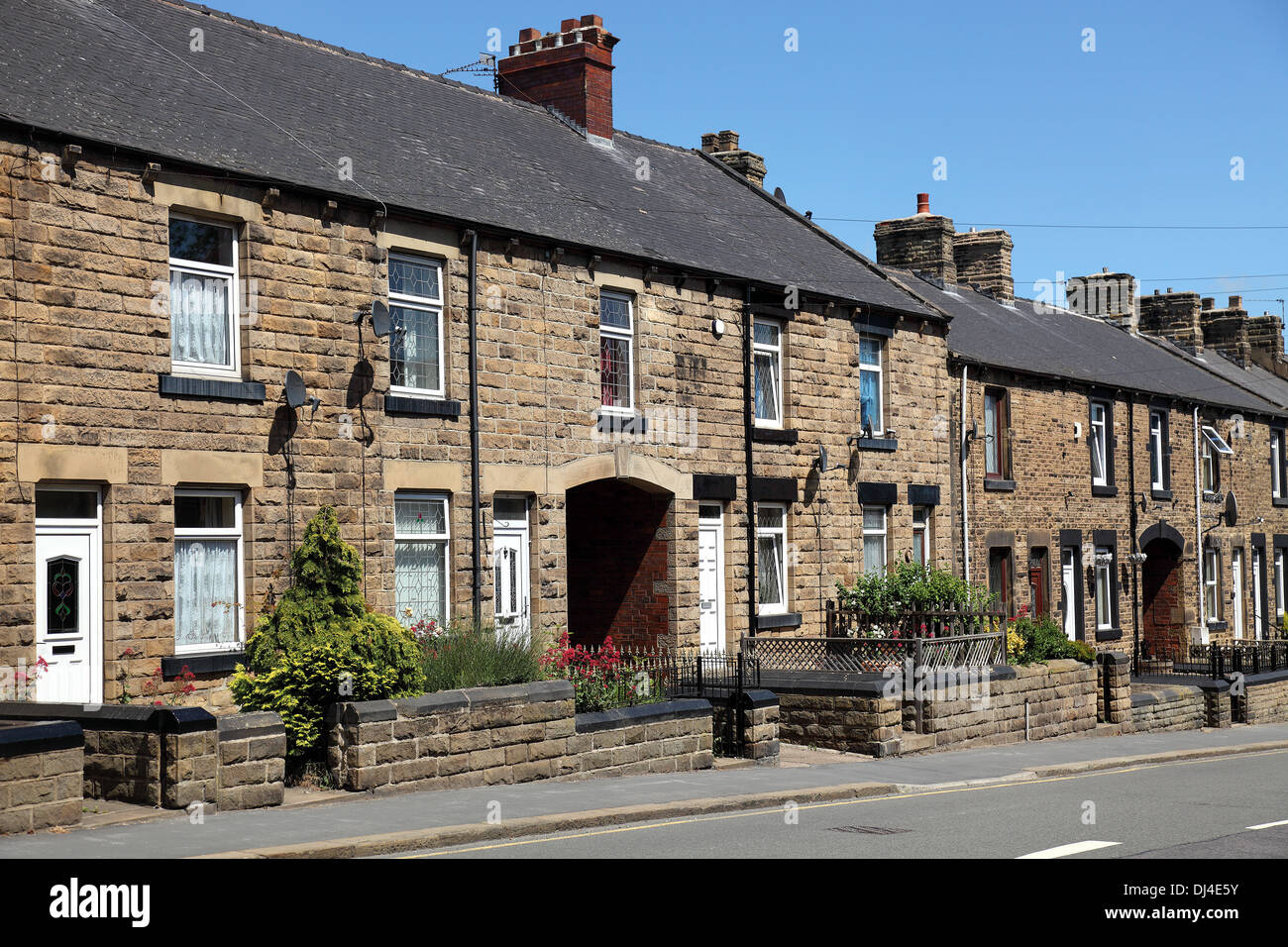 Typical british street -Fotos und -Bildmaterial in hoher Auflösung – Alamy