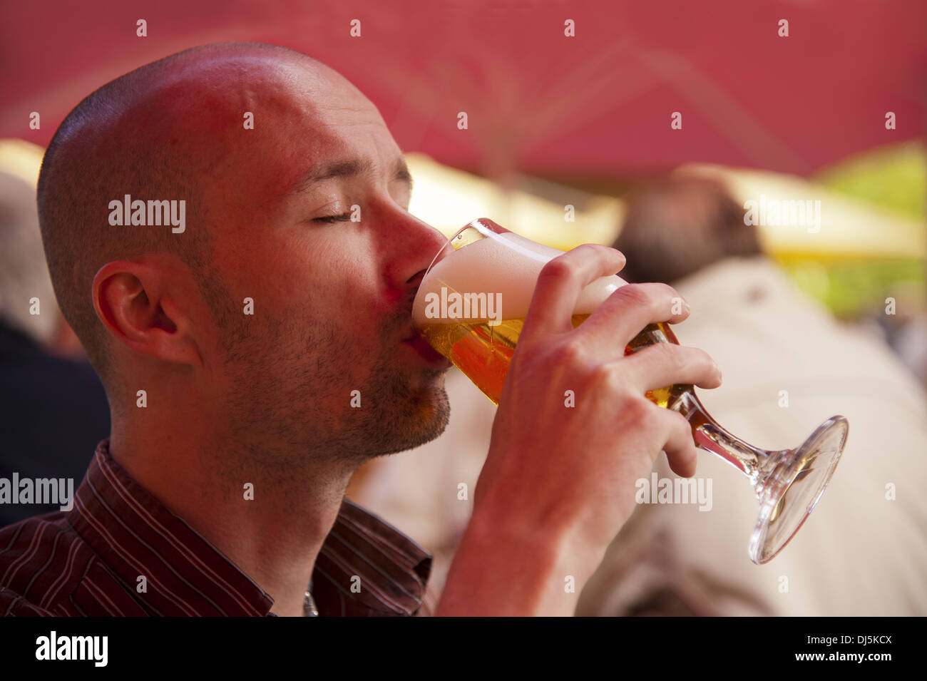 Mann trinkt ein bier -Fotos und -Bildmaterial in hoher Auflösung – Alamy