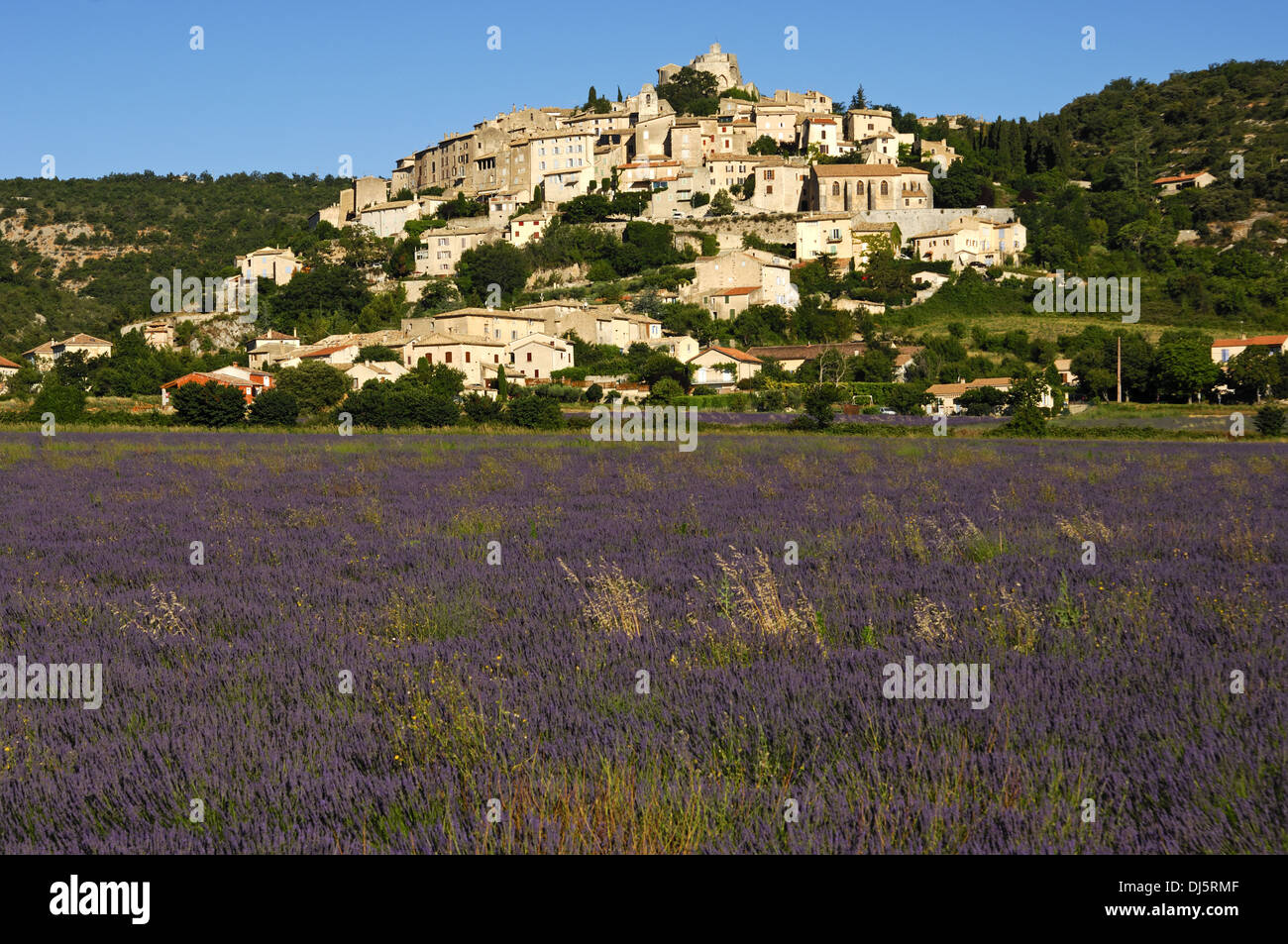 Provence malerisches kleines haus -Fotos und -Bildmaterial in hoher ...