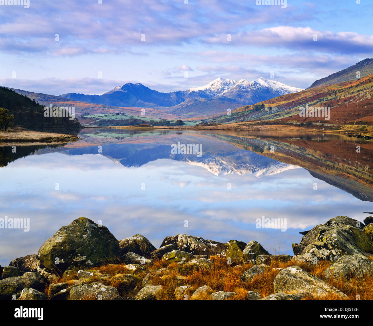 Snowdon spiegelt sich in Llynnau Mymbyr bei Capel Curig, Conwy, Wales ...