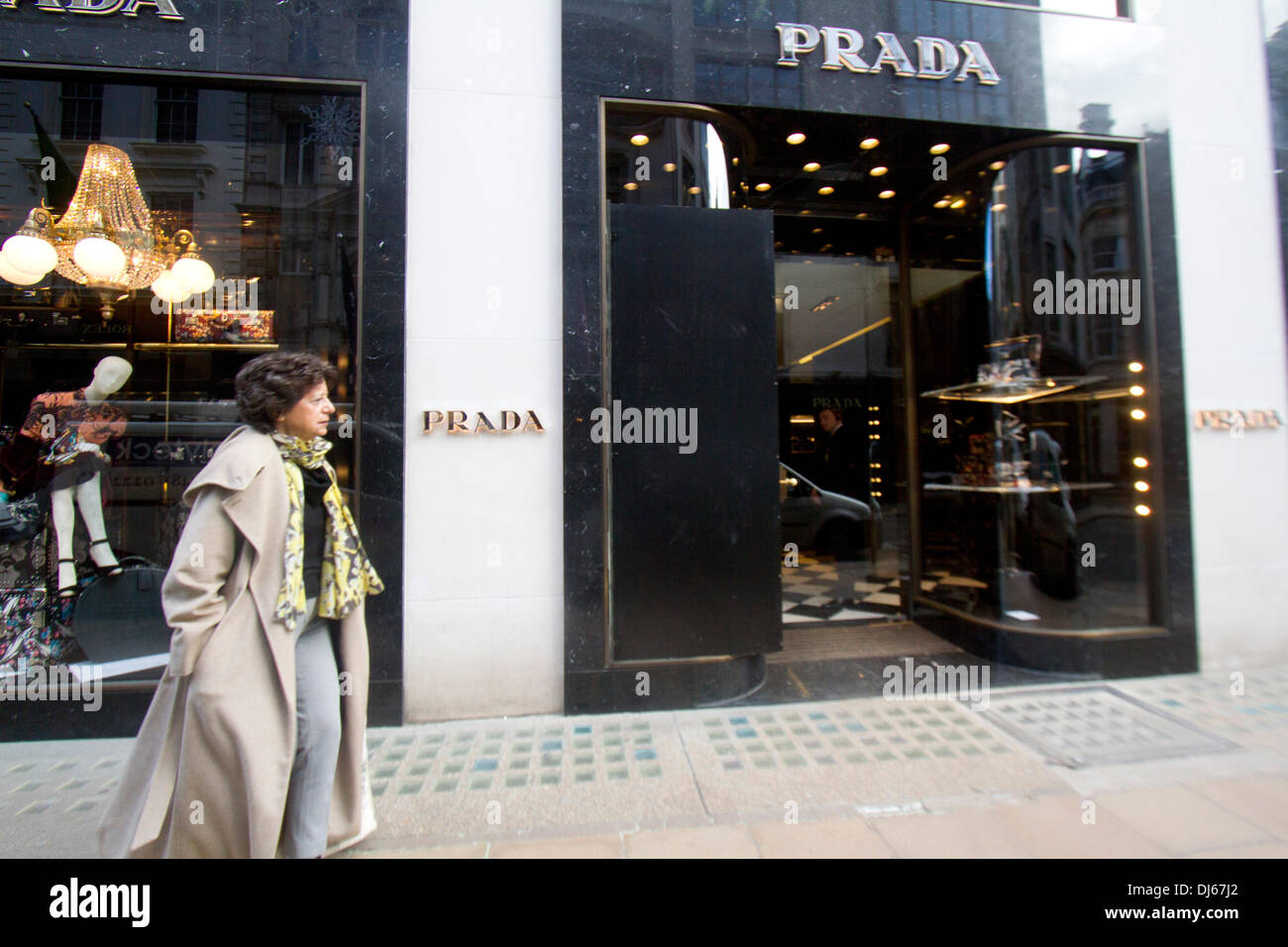 Prada label -Fotos und -Bildmaterial in hoher Auflösung – Alamy