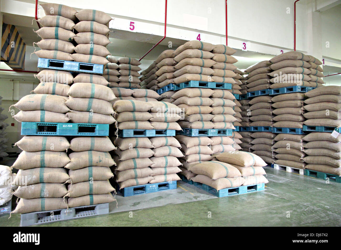 Reis-Säcke auf Kunststoffpalette im Lager gestapelt Stockfotografie - Alamy