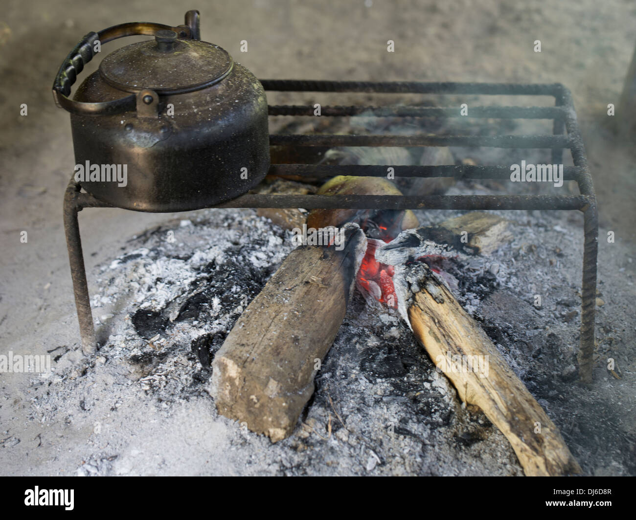 Holzofen Ofen mit Wasserkocher im Bauerndorf Hobe, Madang, Papua New ...