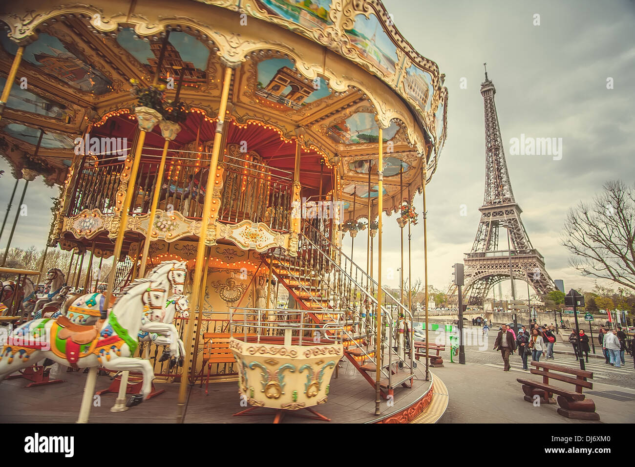 Karussell in paris -Fotos und -Bildmaterial in hoher Auflösung – Alamy