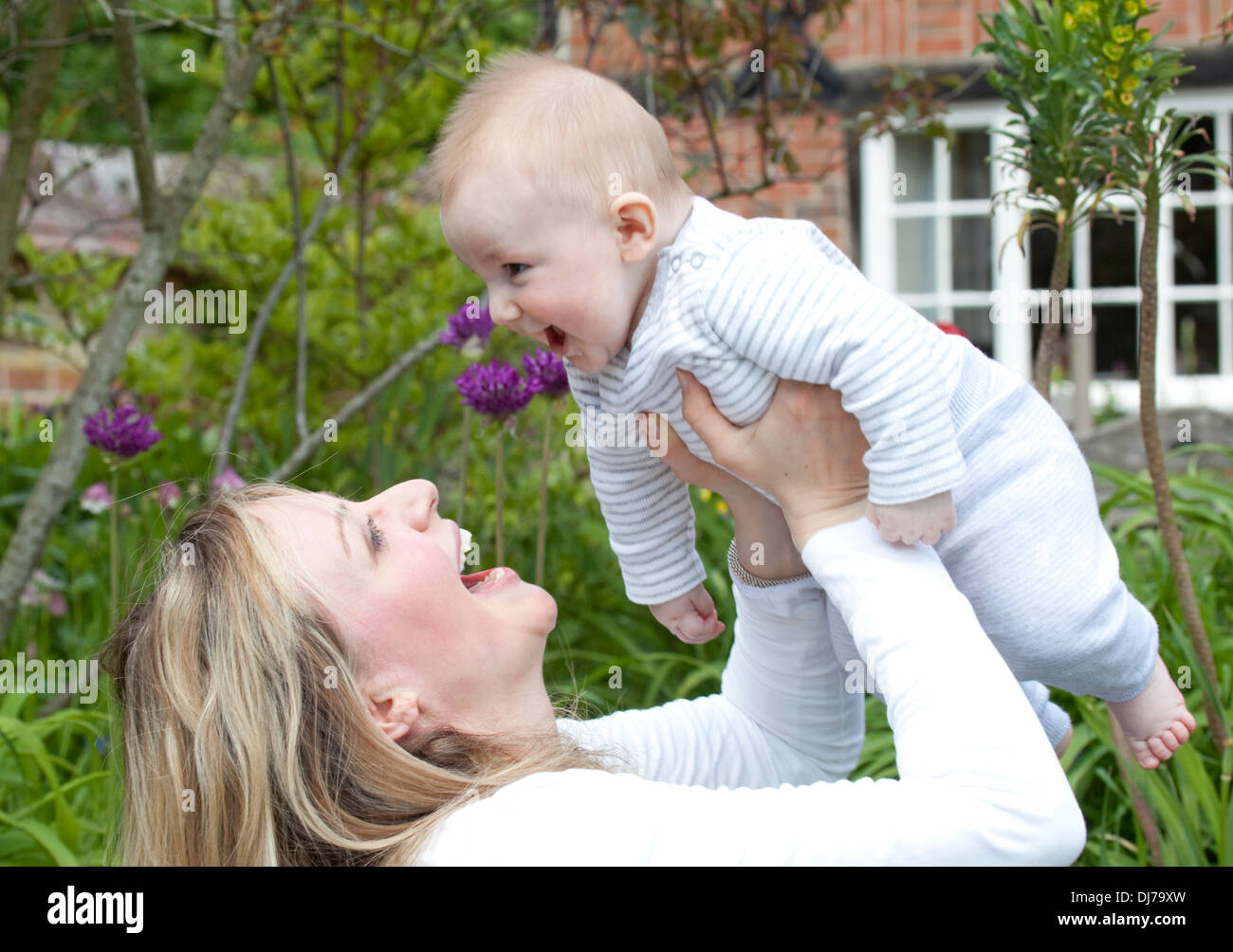 Eltern und babys -Fotos und -Bildmaterial in hoher Auflösung – Alamy