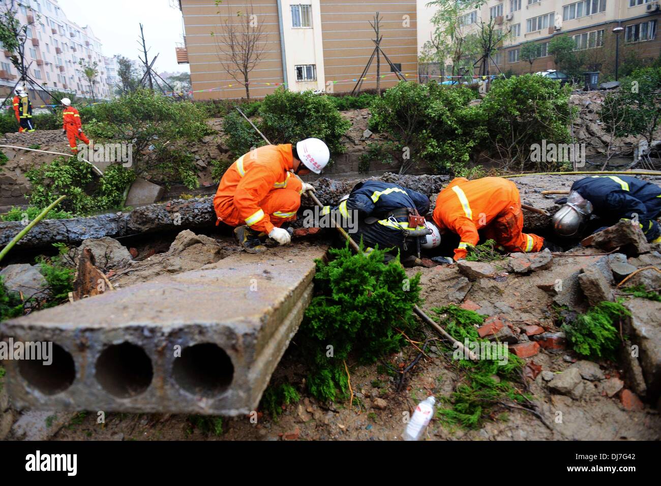 Qingdao, China Shandong Provinz. 24. November 2013. Retter suchen Sie ...