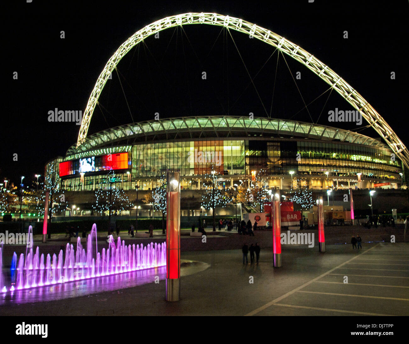 Wembley stadion nachts -Fotos und -Bildmaterial in hoher Auflösung – Alamy