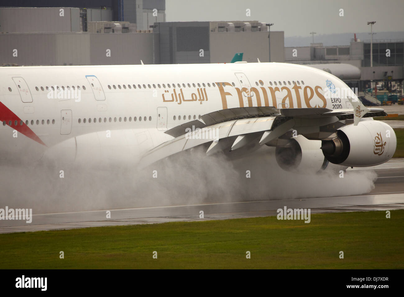Emirates Airbus A380 Landung bei schlechtem Wetter und Regen am ...
