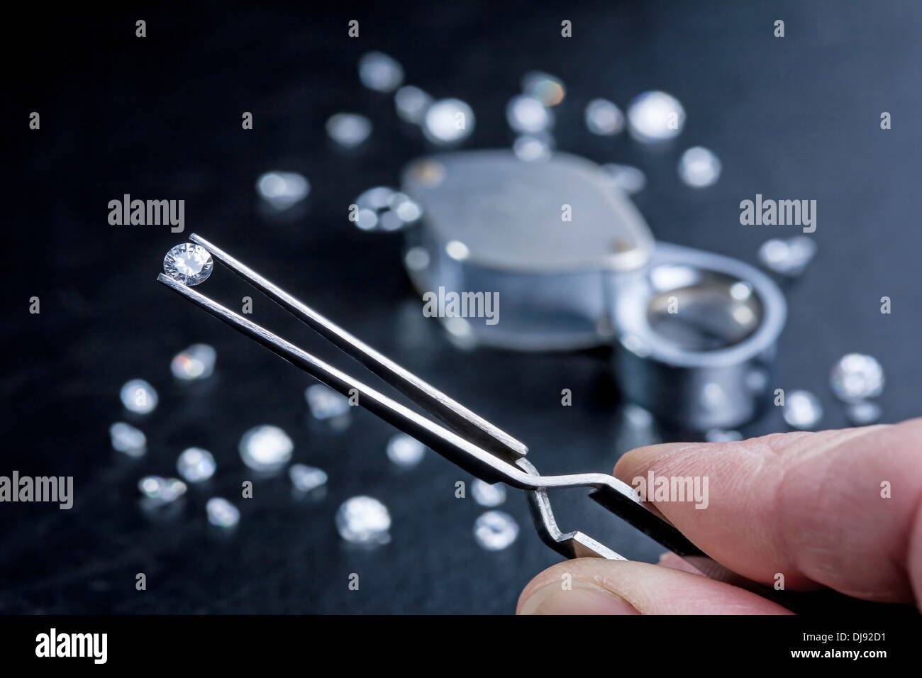 Pinzette halten -Fotos und -Bildmaterial in hoher Auflösung – Alamy