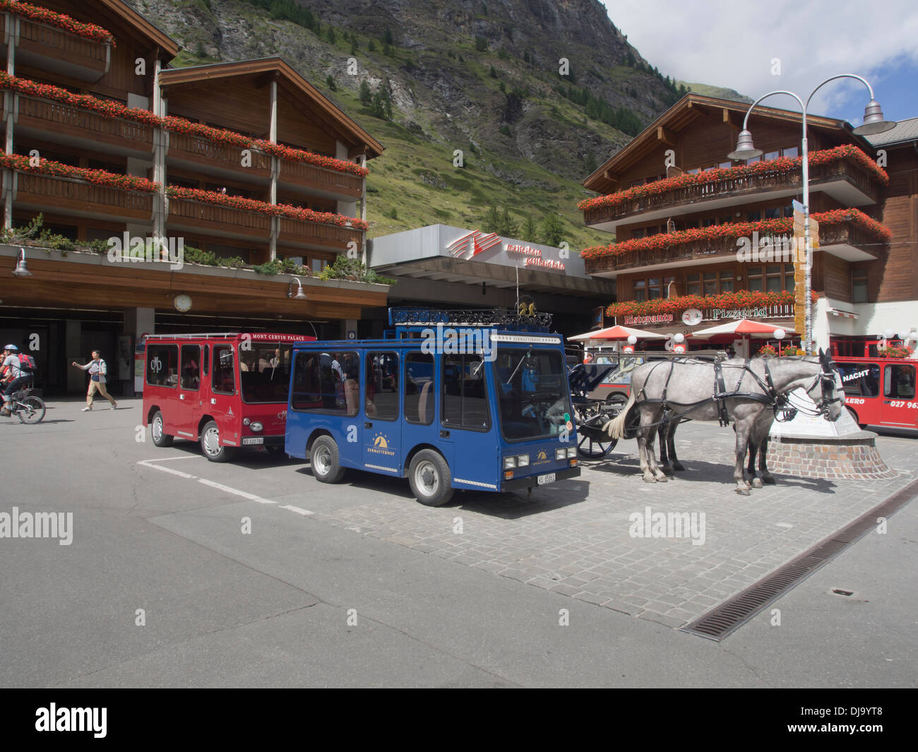 Electric taxi in zermatt switzerland -Fotos und -Bildmaterial in hoher ...