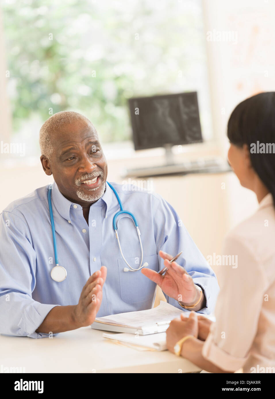 Doctor patient talking -Fotos und -Bildmaterial in hoher Auflösung – Alamy