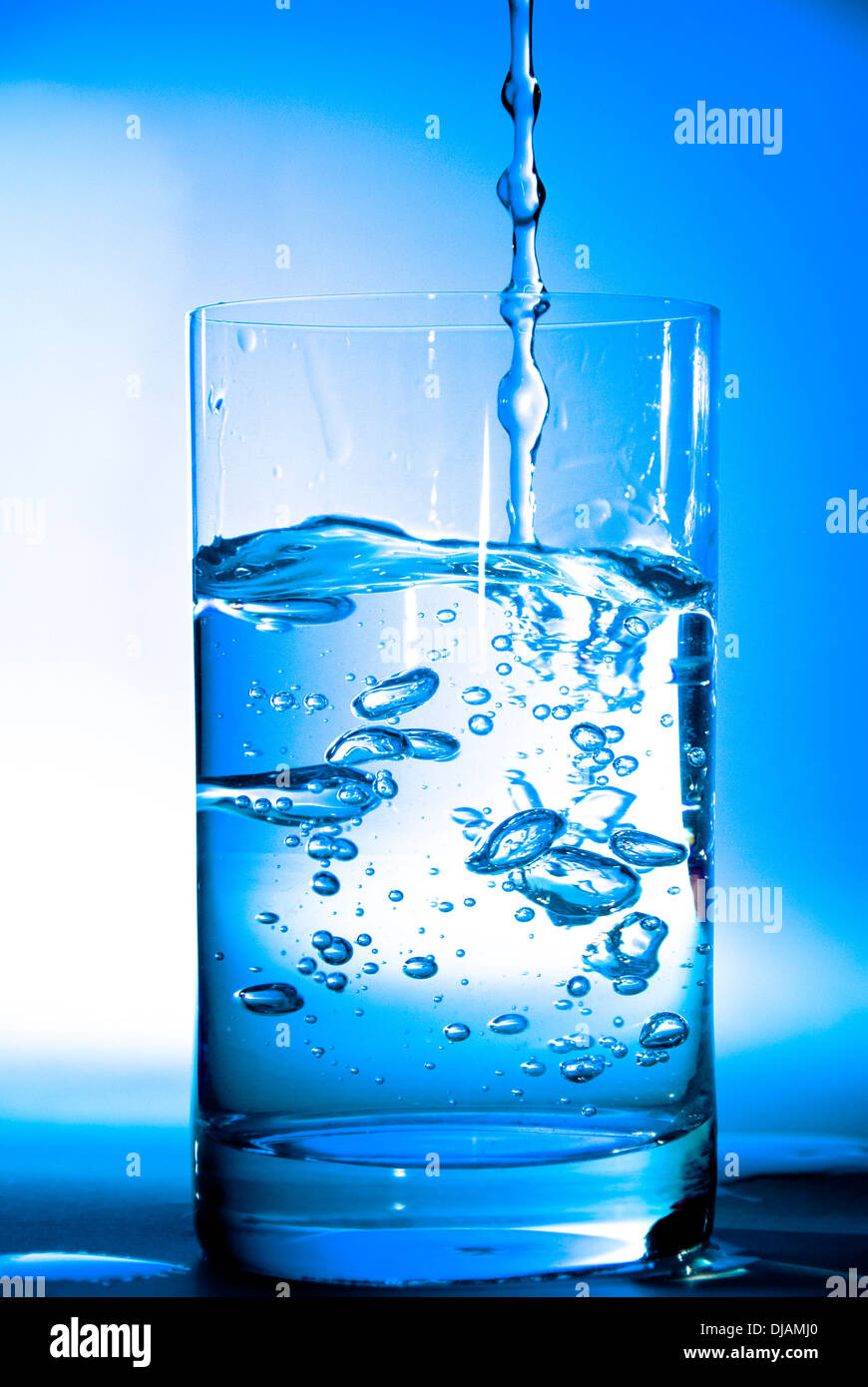Pouring water -Fotos und -Bildmaterial in hoher Auflösung – Alamy