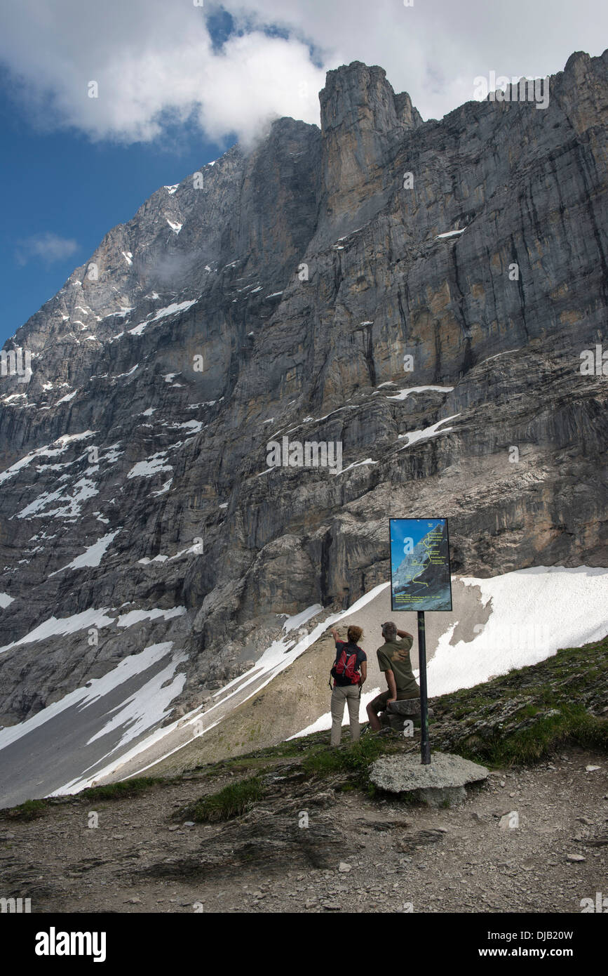Bedienfeld "Info" und Wanderer auf dem Eiger Trail, hinter der Eiger ...